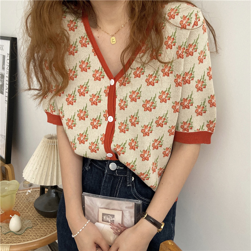 Short V-neck Top, Summer, Thin, Floral Short Sleeve Knitwear on Luulla