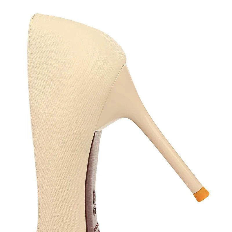 Elegant Black Stiletto Heels With Gold Chain on Luulla