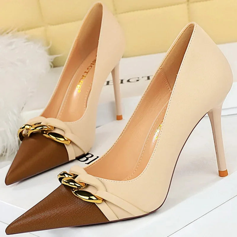 Elegant Black Stiletto Heels With Gold Chain on Luulla